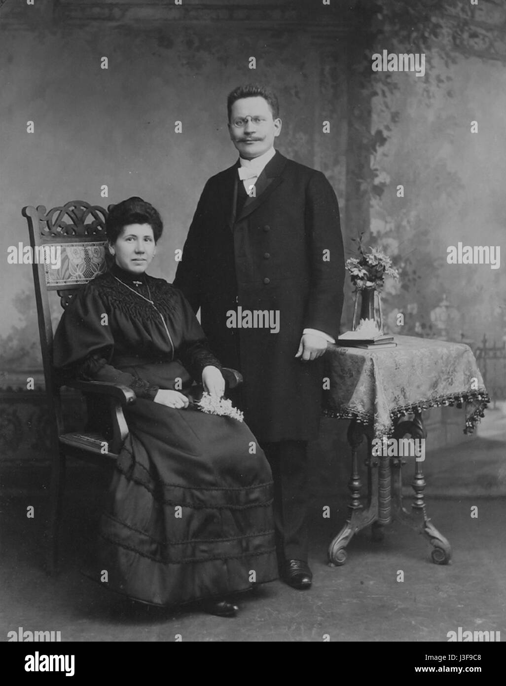 Historic photograph fashion 1900 hi-res stock photography and images ...