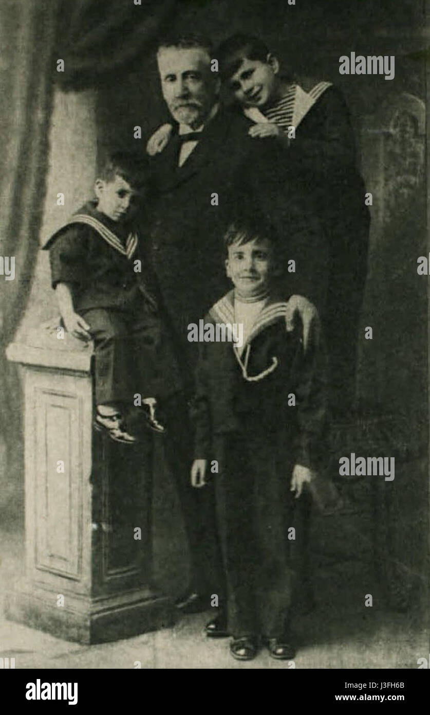 Fernando Lazcano y Nietos likely refers to a family portrait or a ...