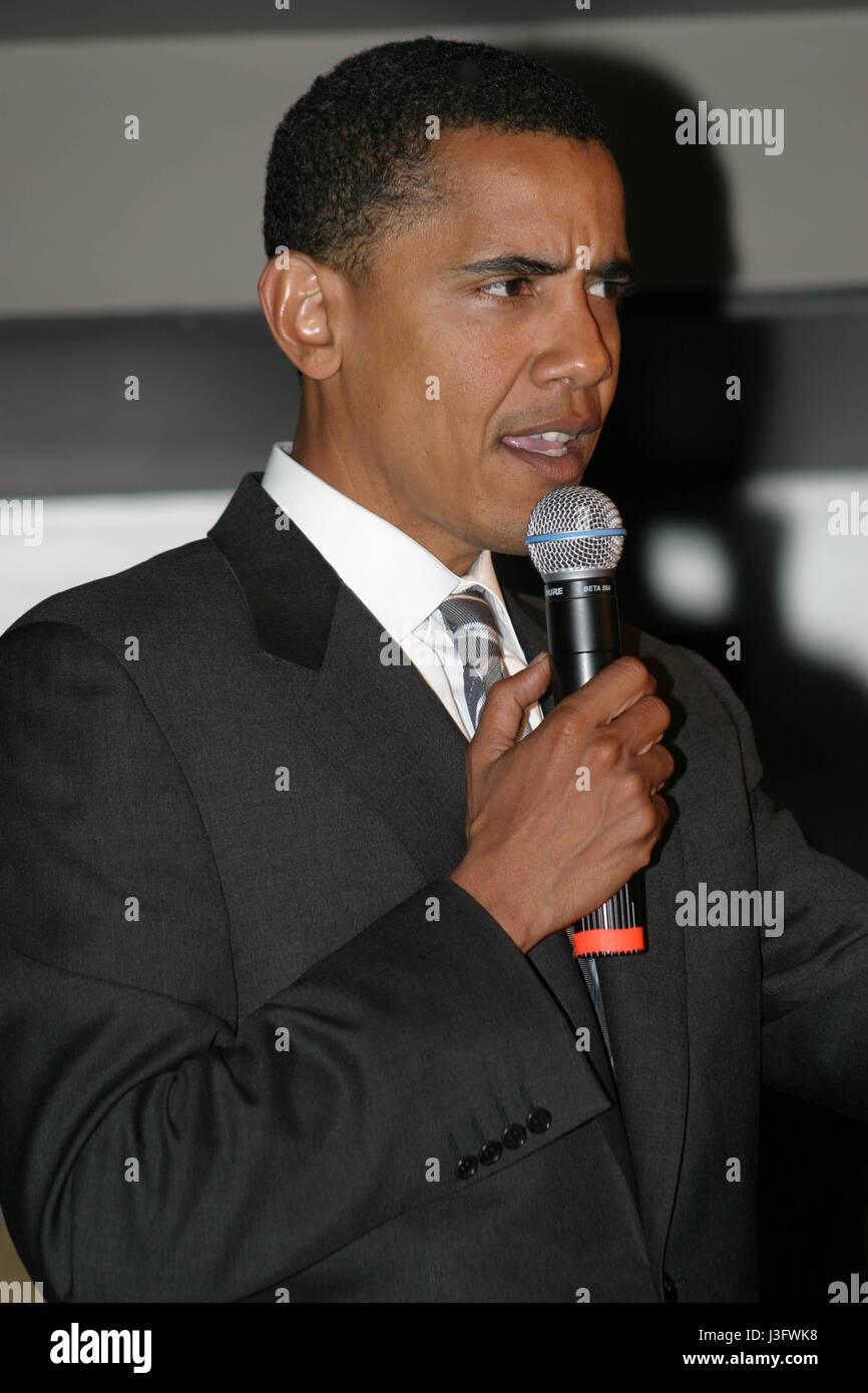 Barack obama suit hi-res stock photography and images - Alamy