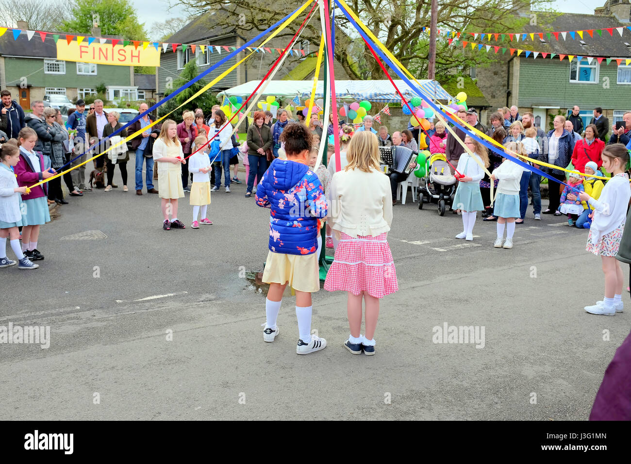 Ashover, Derbyshire, UK. May 01, 2017. School children preparing to ...