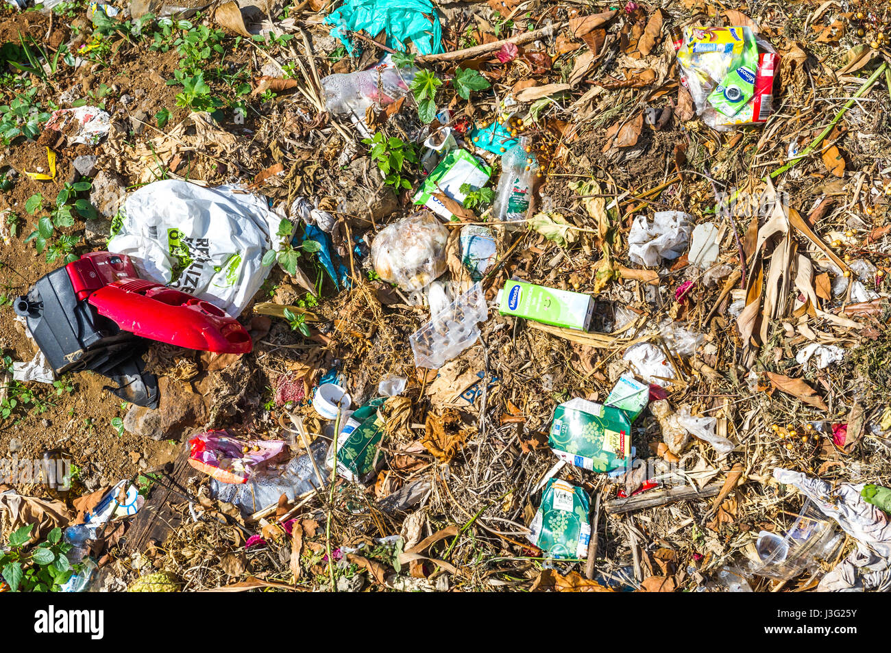 Scattered rubbish hi-res stock photography and images - Alamy