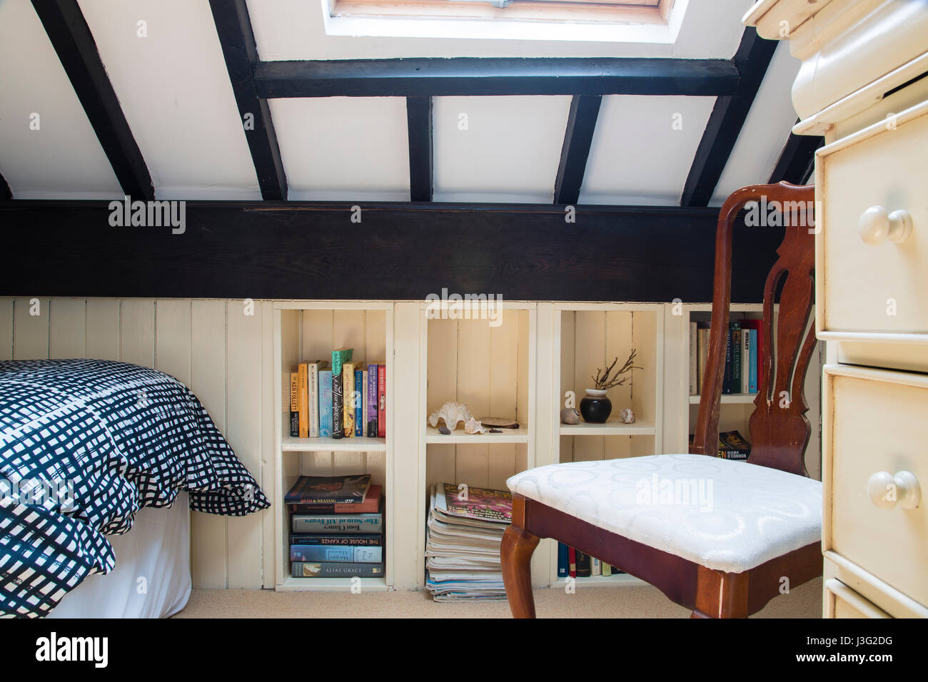 Built in bookcase hi-res stock photography and images - Alamy