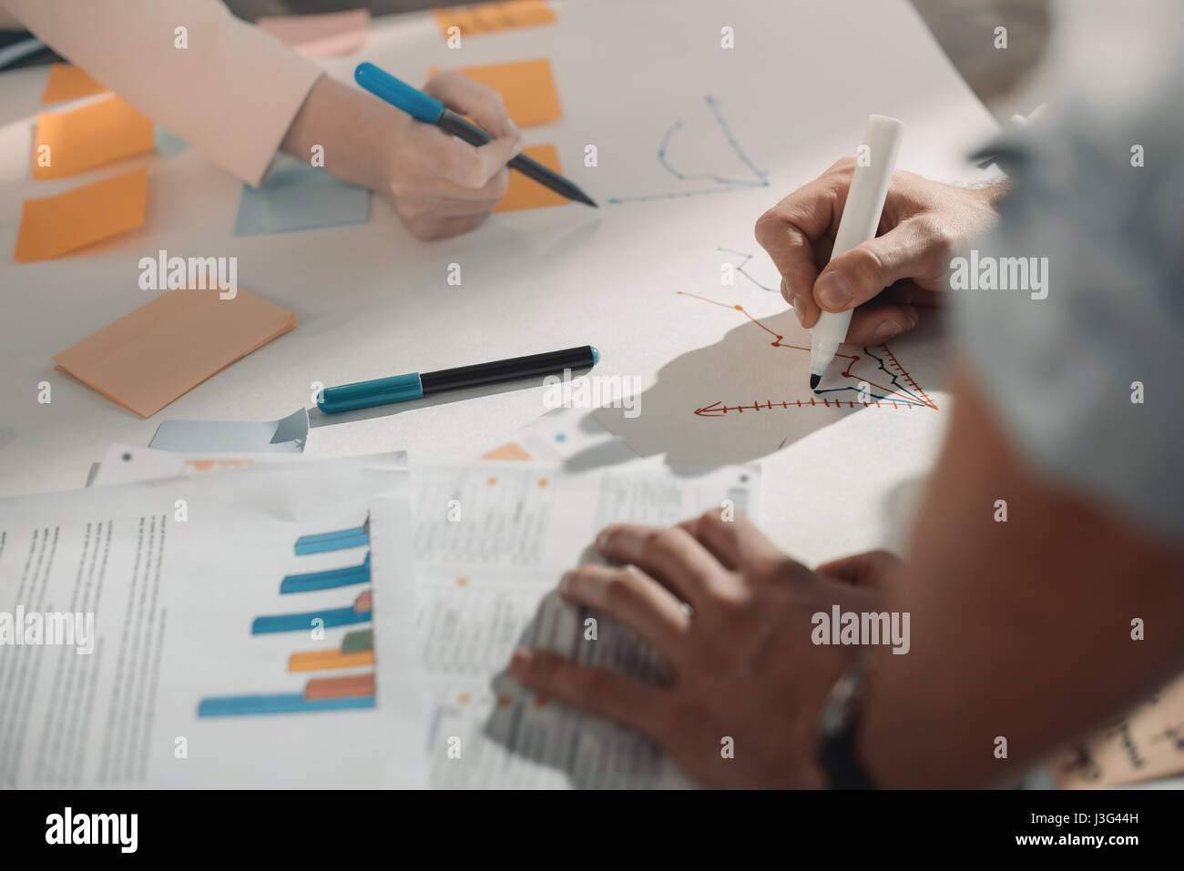 Graphs charts drawing hi-res stock photography and images - Alamy