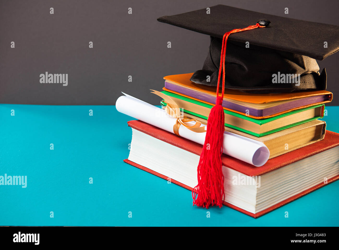 Graduation cap diploma books hi-res stock photography and images - Alamy