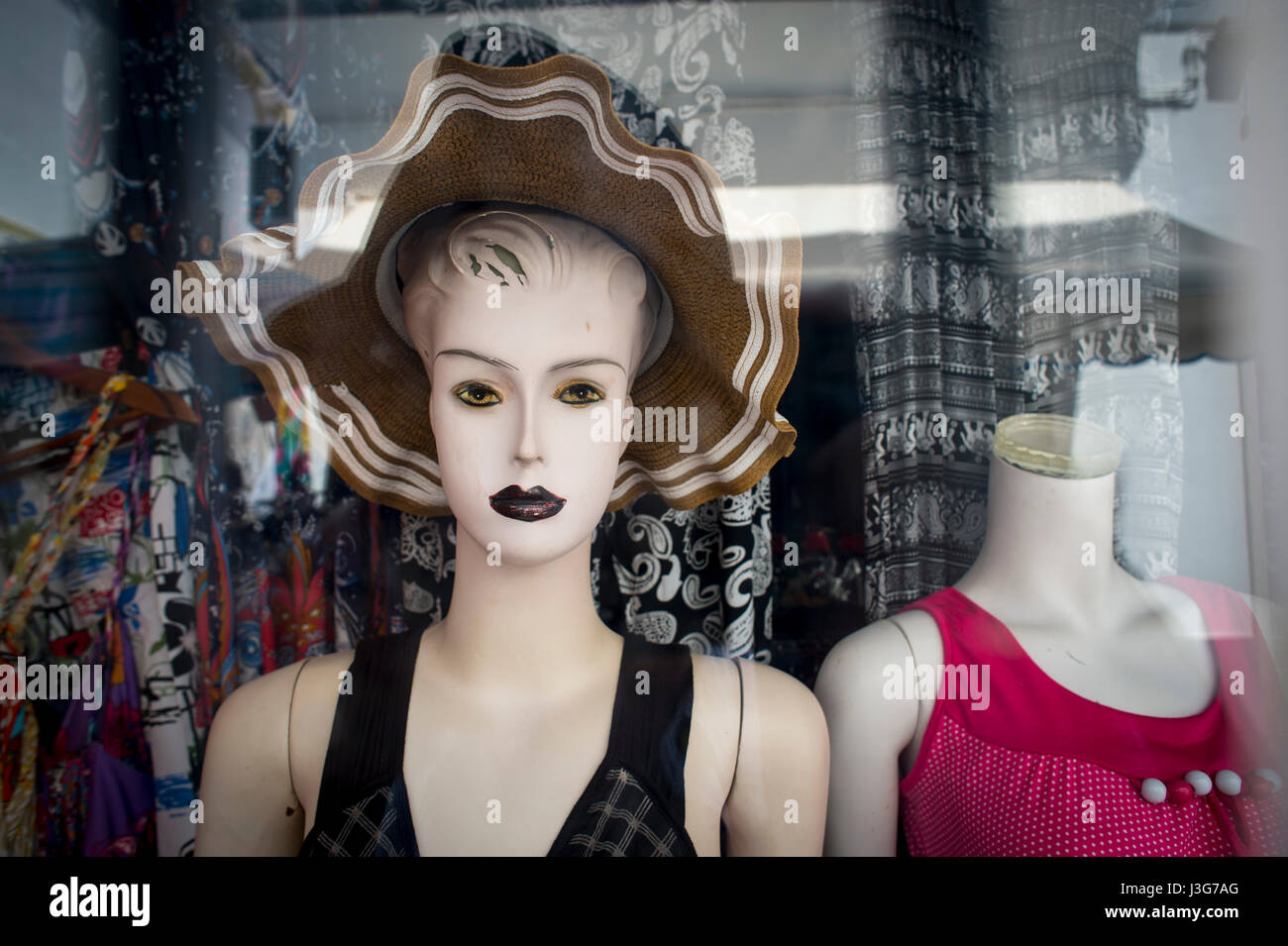 Female mannequin hi-res stock photography and images - Alamy