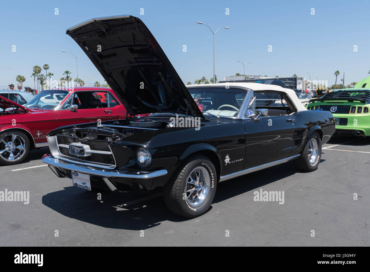 Black ford mustang convertible hi-res stock photography and images - Alamy