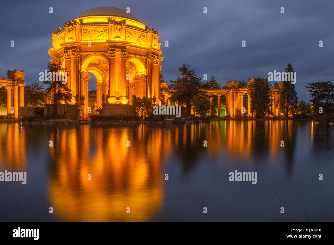 night photo of Palace of Fine Arts, San Francisco, California, USA ...