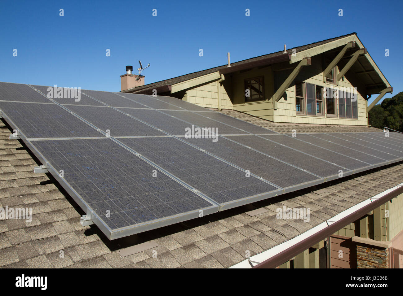 Solar panels house hi-res stock photography and images - Alamy