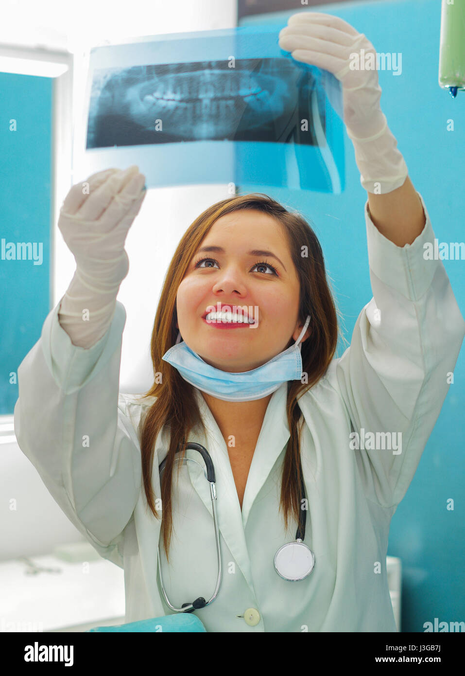 Hand holding a dental x ray hi-res stock photography and images - Alamy