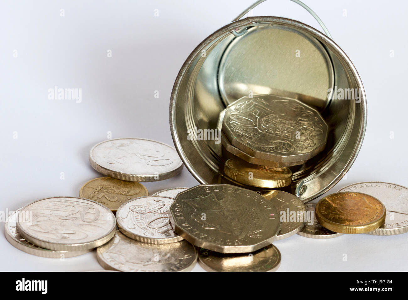Spilt bucket of Australian coins Stock Photo - Alamy