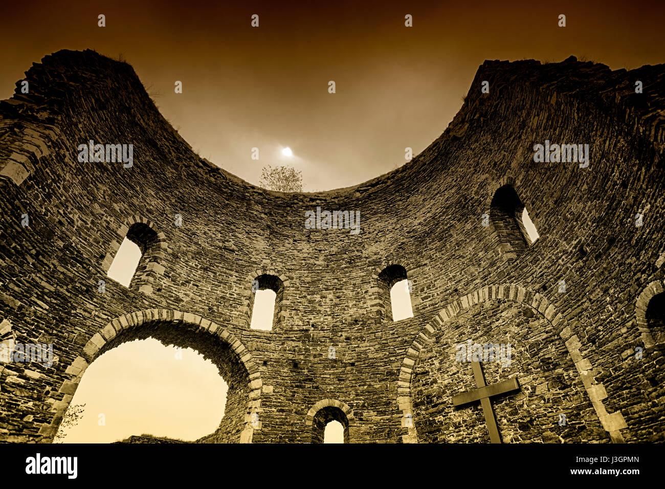 Run down medieval castle ruins hi-res stock photography and images - Alamy