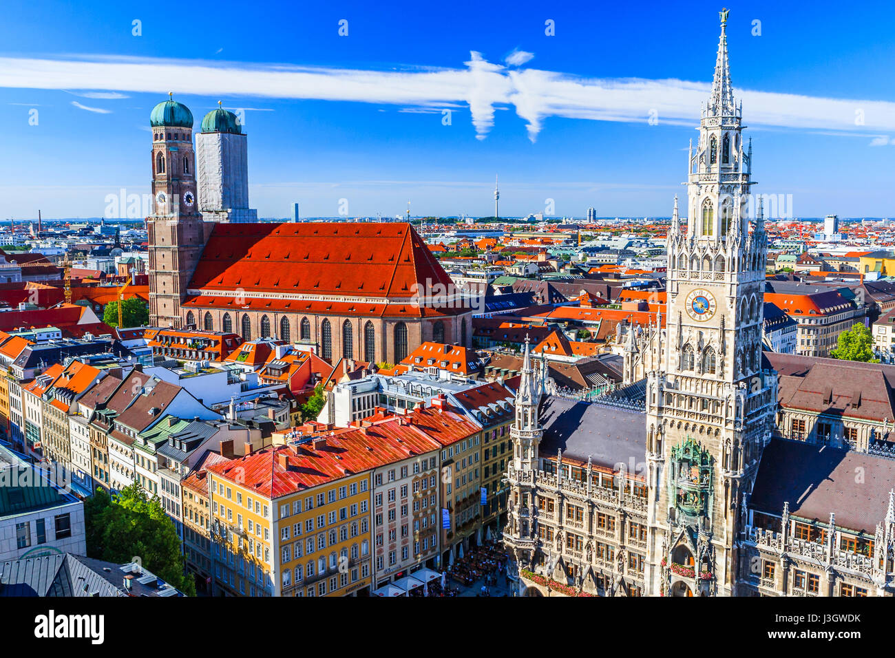 Munich skyline, city centre view, New Town Hall (Neues Rathaus ...