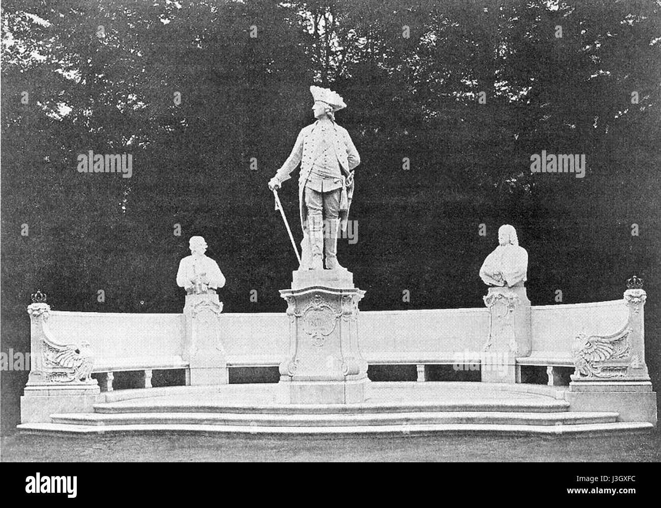 Statues located Black and White Stock Photos & Images - Alamy