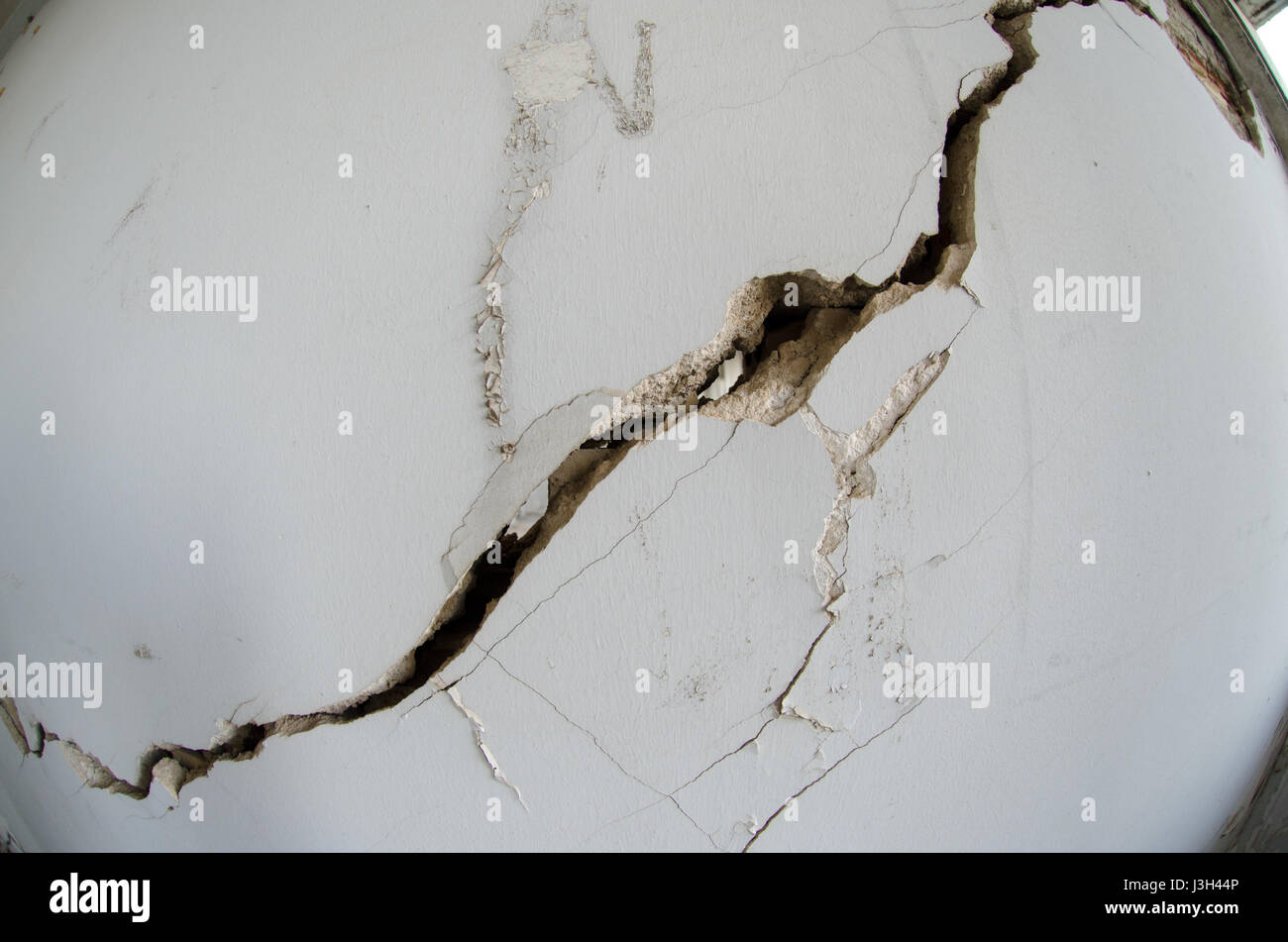 Earthquake cracked ground floor hi-res stock photography and images - Alamy