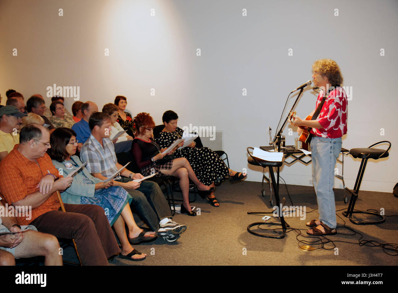 Crowd singing along hi-res stock photography and images - Alamy