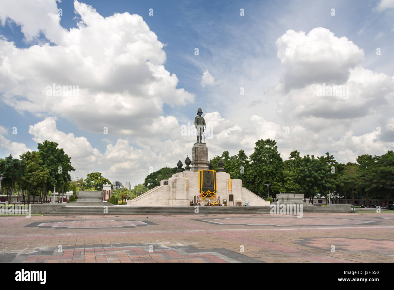 Statue of King Rama IV outside Lumphini park, Bangkok, Thailand Stock ...