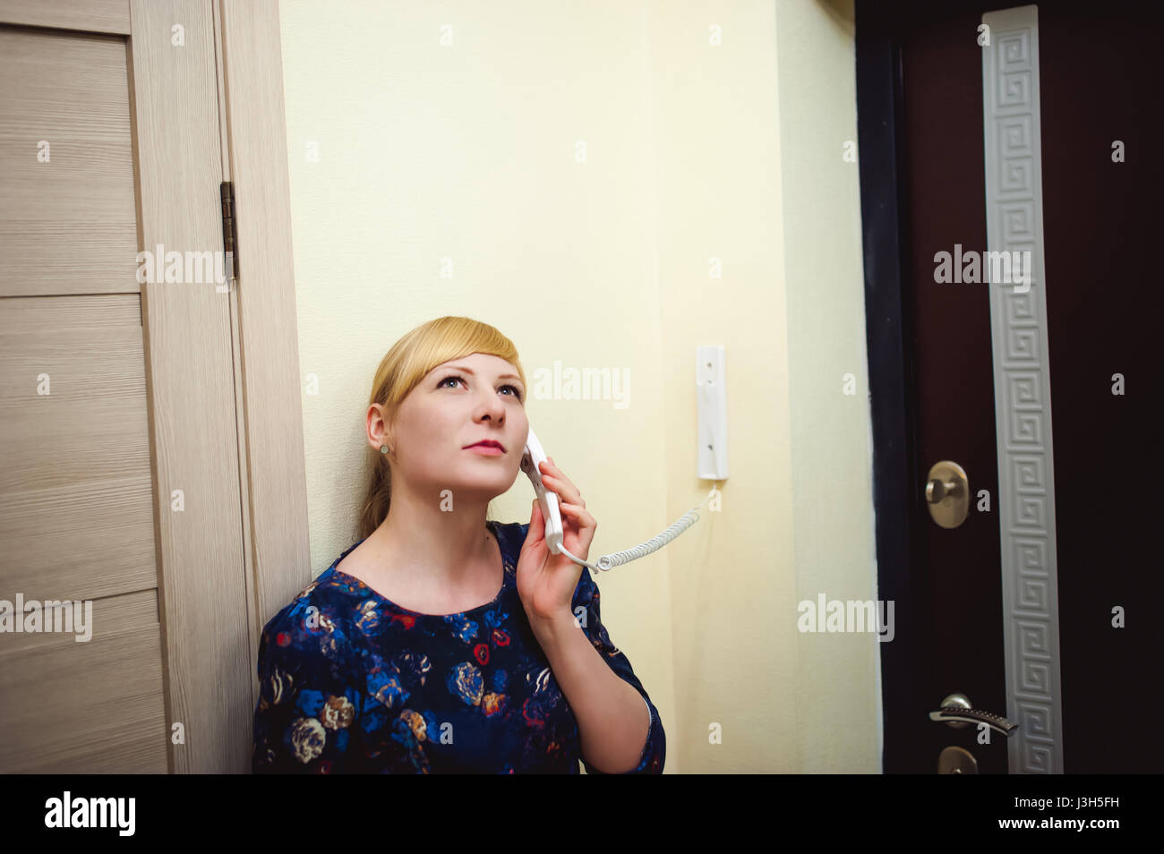 Woman answers door hi-res stock photography and images - Alamy