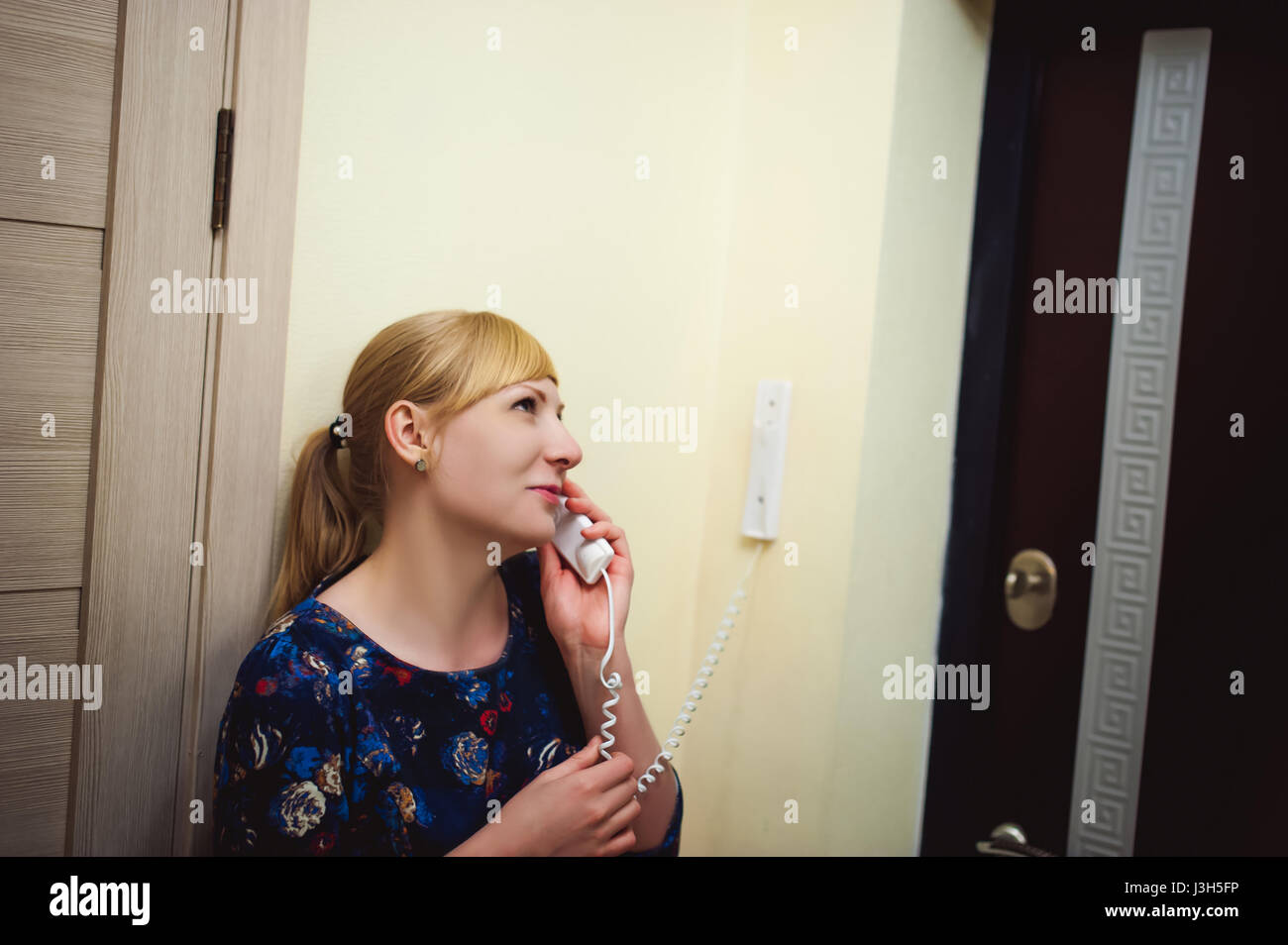 Woman answers door hi-res stock photography and images - Alamy