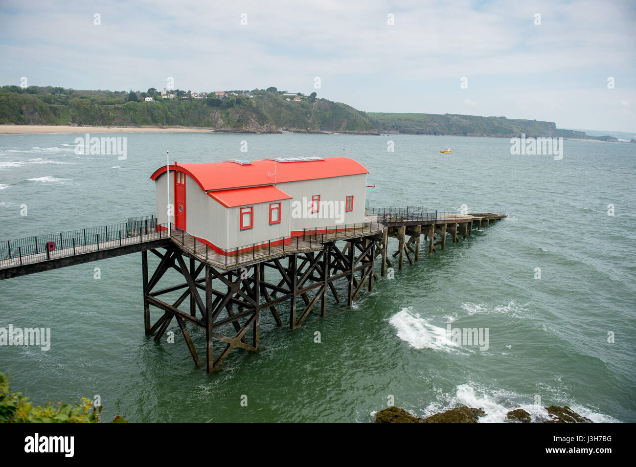 Grand designs lifeboat station hi-res stock photography and images - Alamy