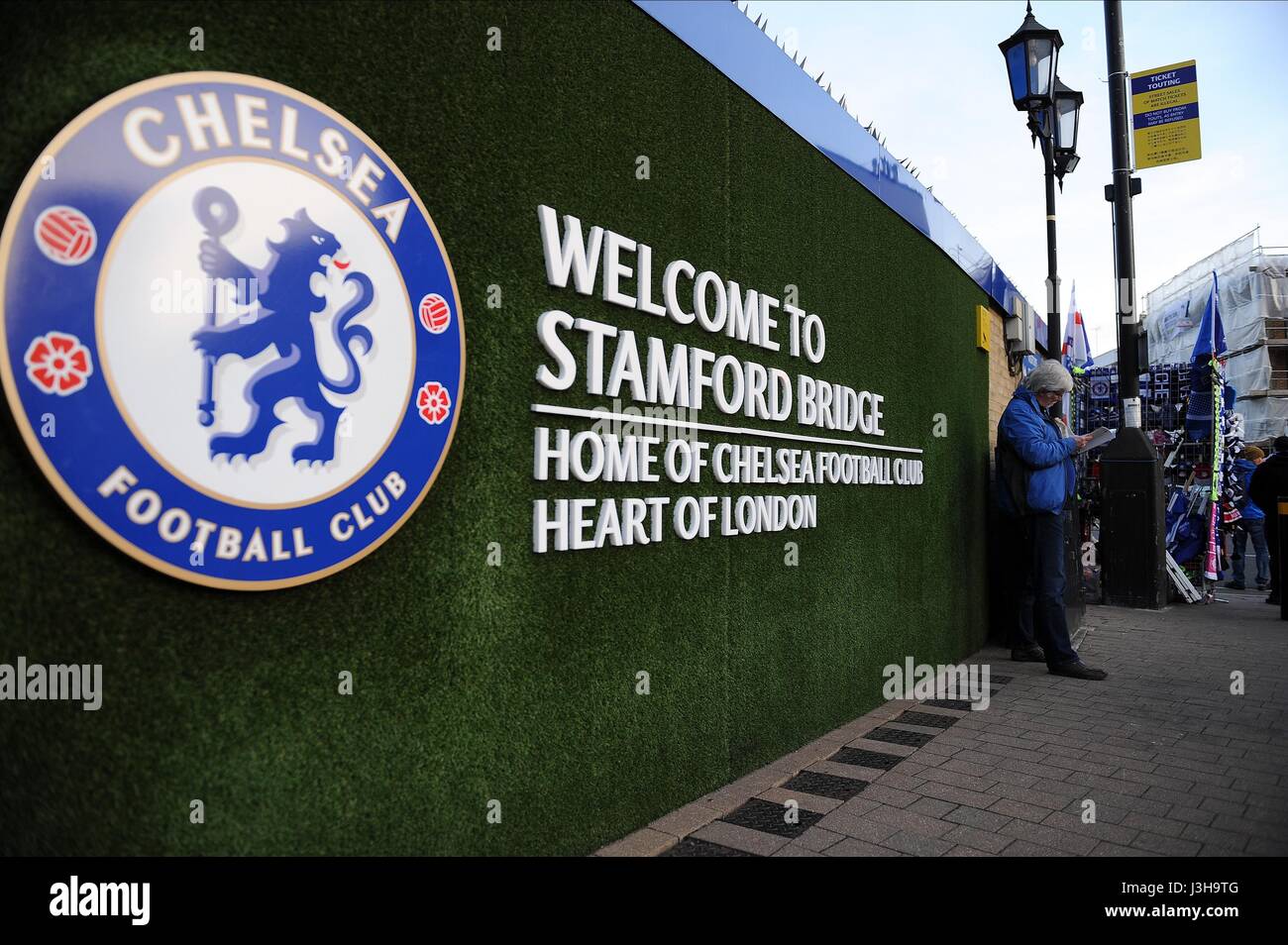 Chelsea stadium outside view hi-res stock photography and images - Alamy