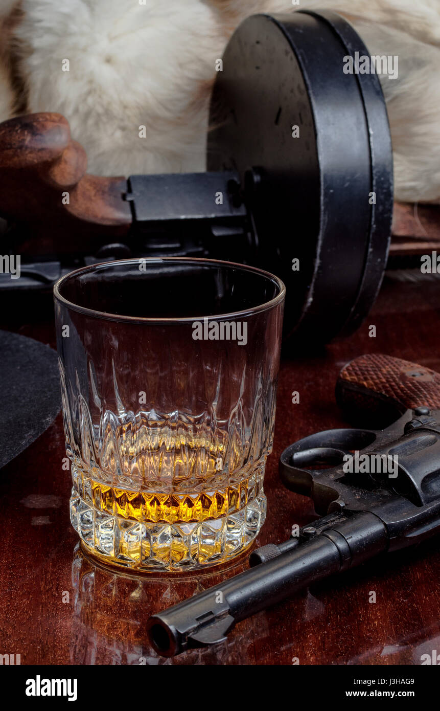 Thompson gun, revolver, whiskey glass and fur Stock Photo - Alamy