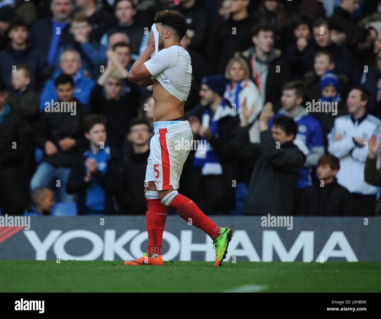 A DEJECTED ALEX OXLADE-CHAMBER CHELSEA V ARSENAL STAMFORD BRIDGE ...