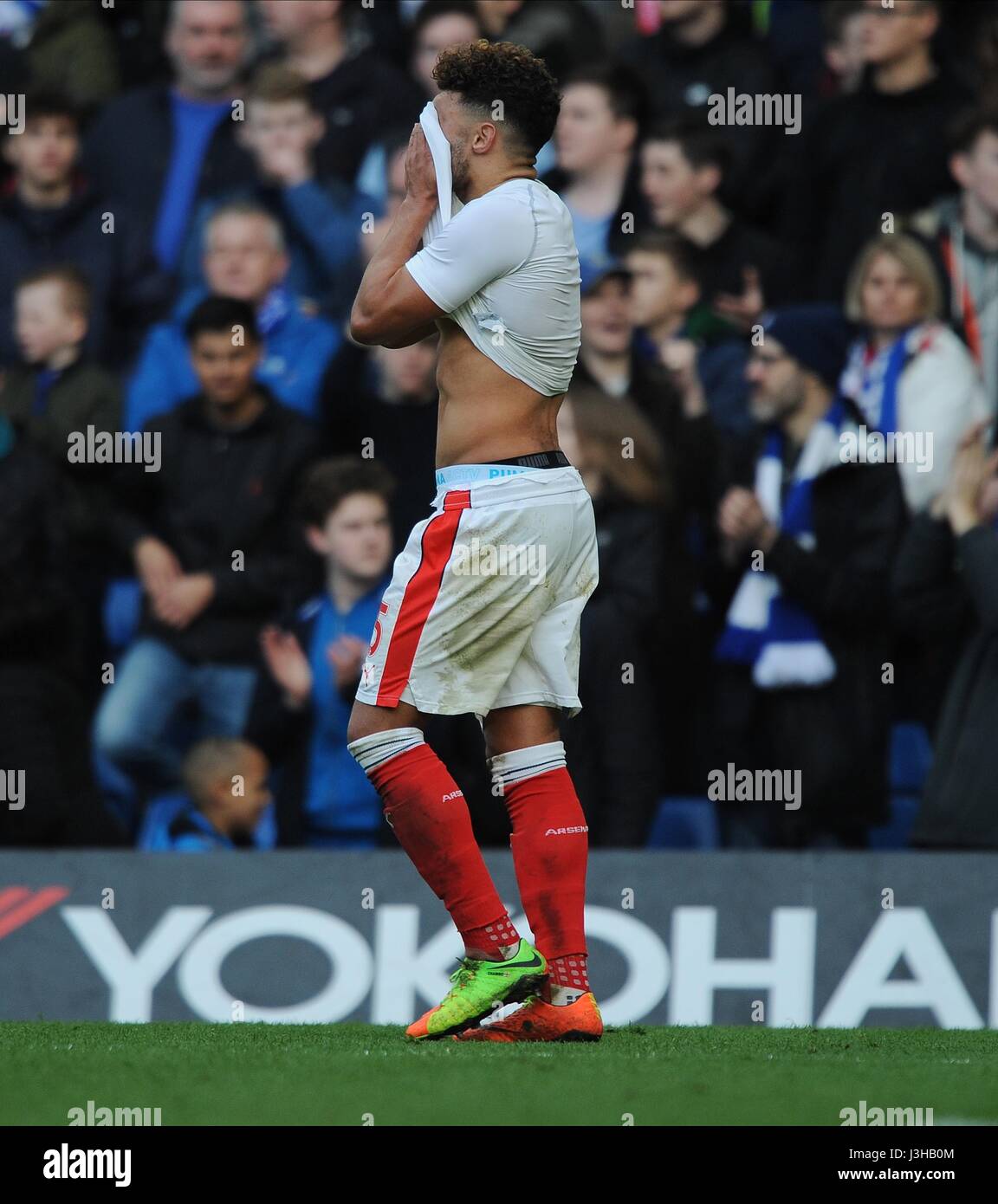 A DEJECTED ALEX OXLADE-CHAMBER CHELSEA V ARSENAL STAMFORD BRIDGE ...