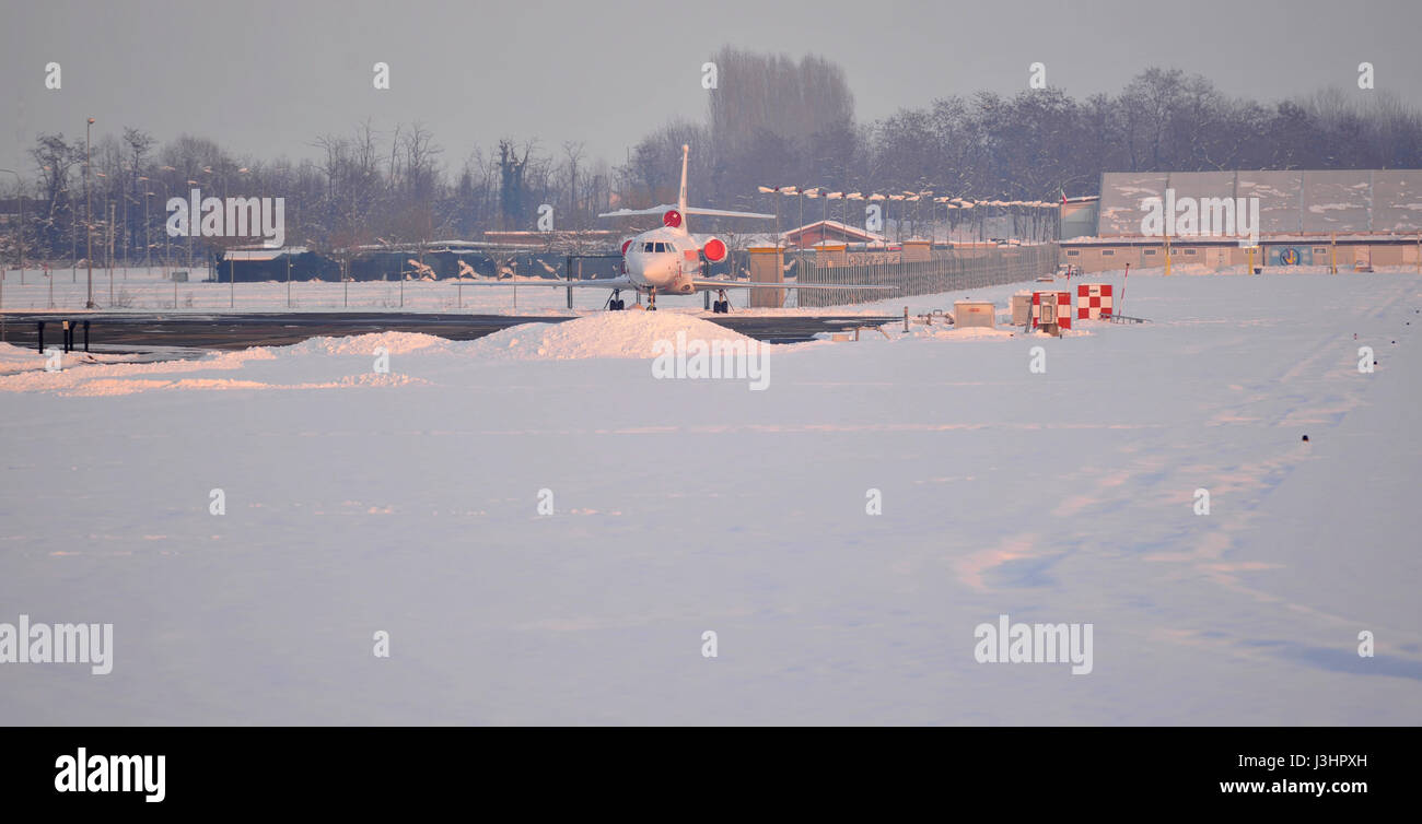 Airplane on snowy runway Stock Photo - Alamy