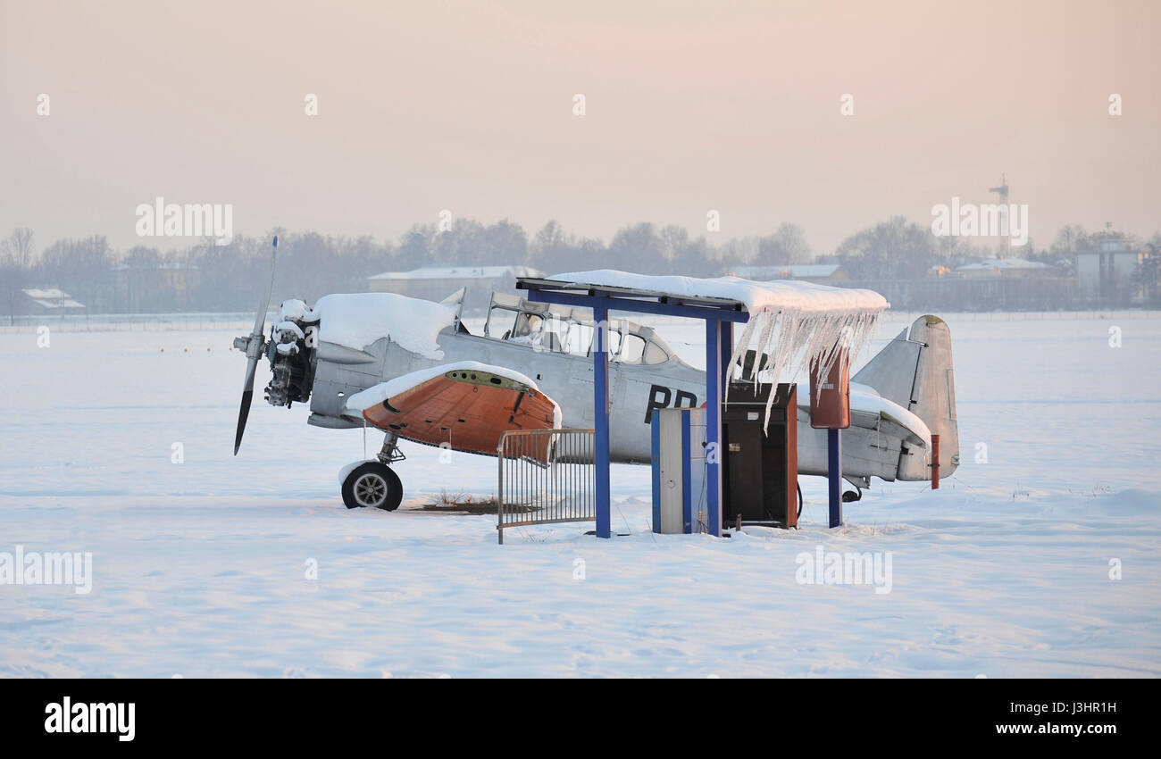 North american texan airplane hi-res stock photography and images - Alamy