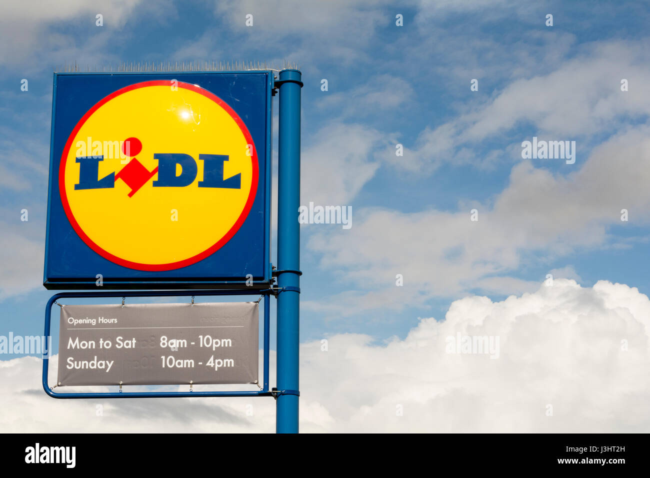 Lidl supermarket sign hi-res stock photography and images - Alamy