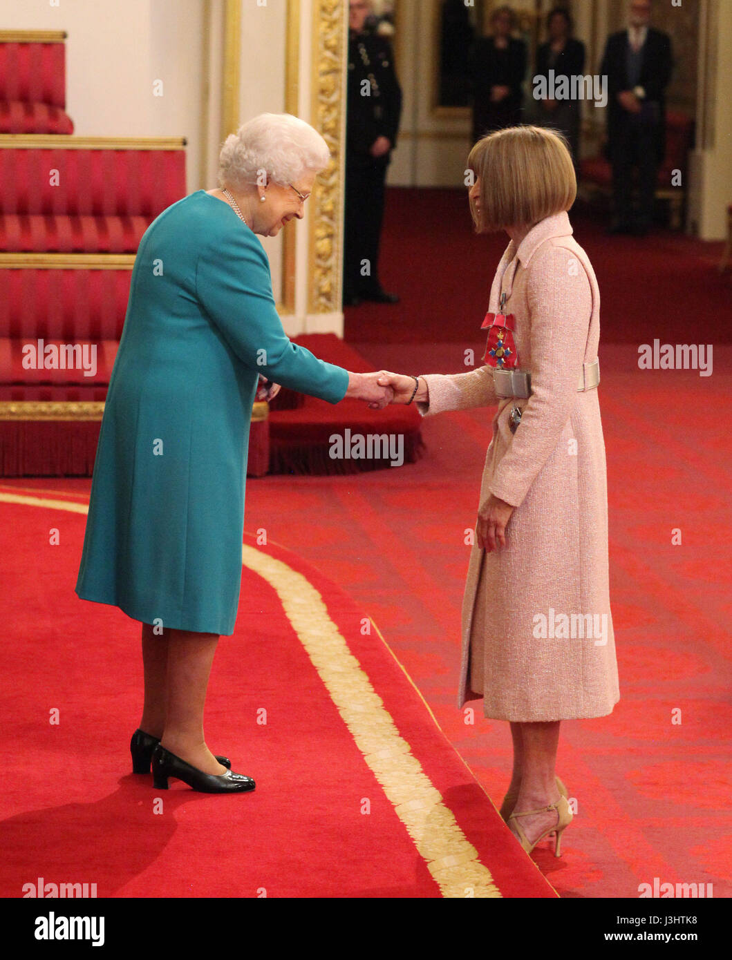 Dame Anna Wintour is made a Dame Commander of the British Empire by ...