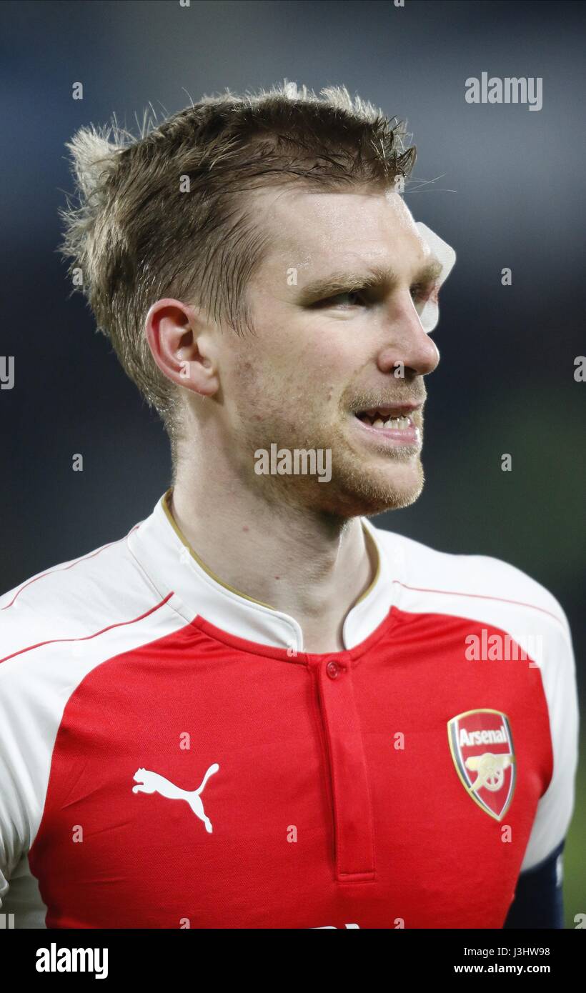 PER MERTESACKER PICKS UP HEAD HULL CITY FC V ARSENAL FC KC STADIUM HULL ...