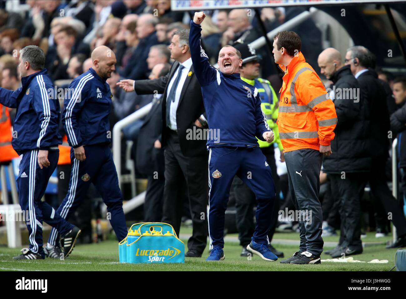 SUNDERLAND BENCH CELEBRATE GOA NEWCASTLE V SUNDERLAND ST JAMES PARK ...