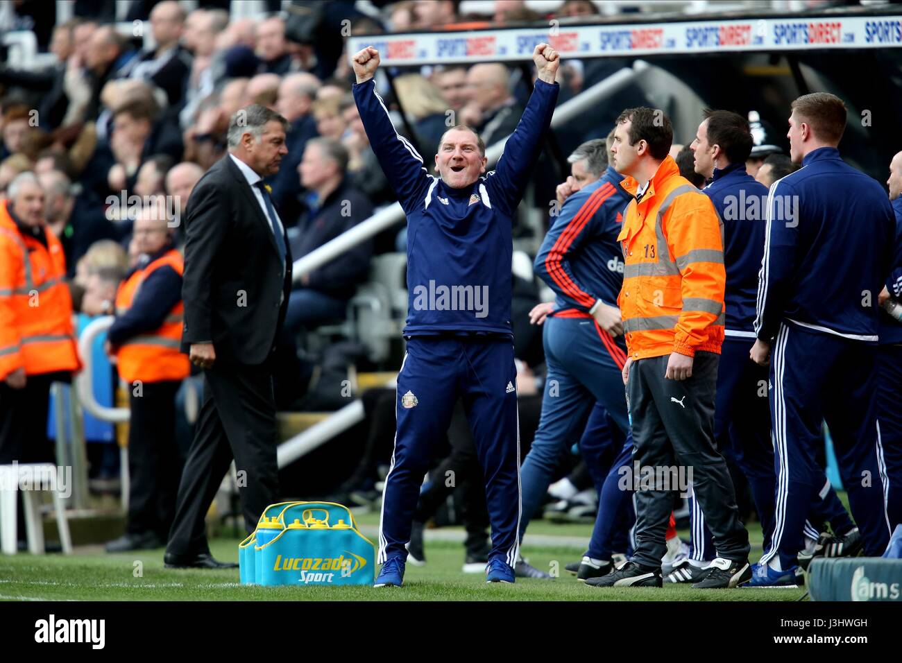 SUNDERLAND BENCH CELEBRATE GOA NEWCASTLE V SUNDERLAND ST JAMES PARK ...
