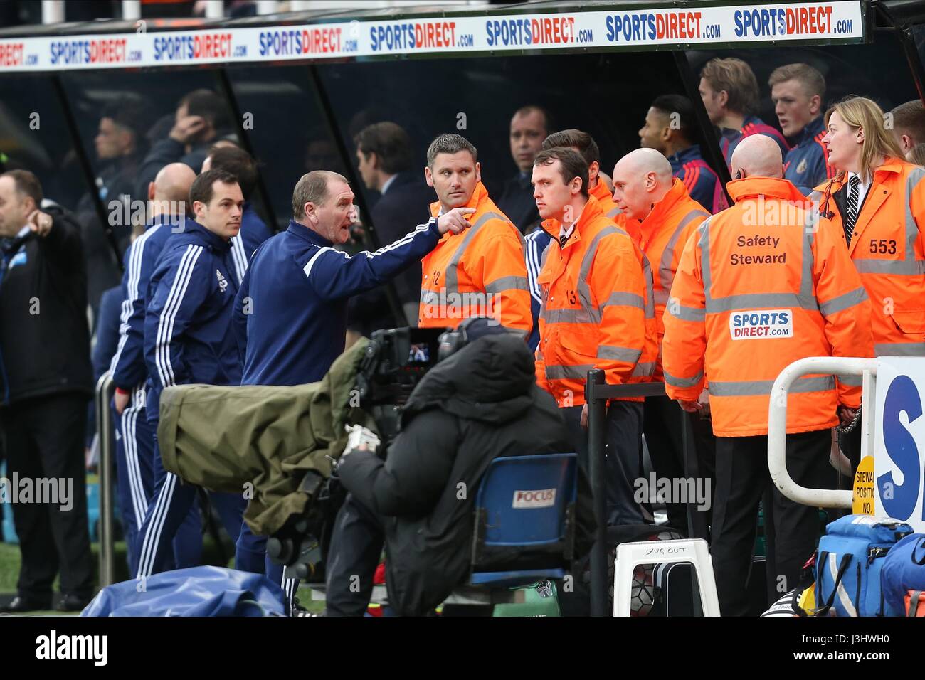 SUNDERLAND BENCH CLASH WITH ST NEWCASTLE V SUNDERLAND ST JAMES PARK ...