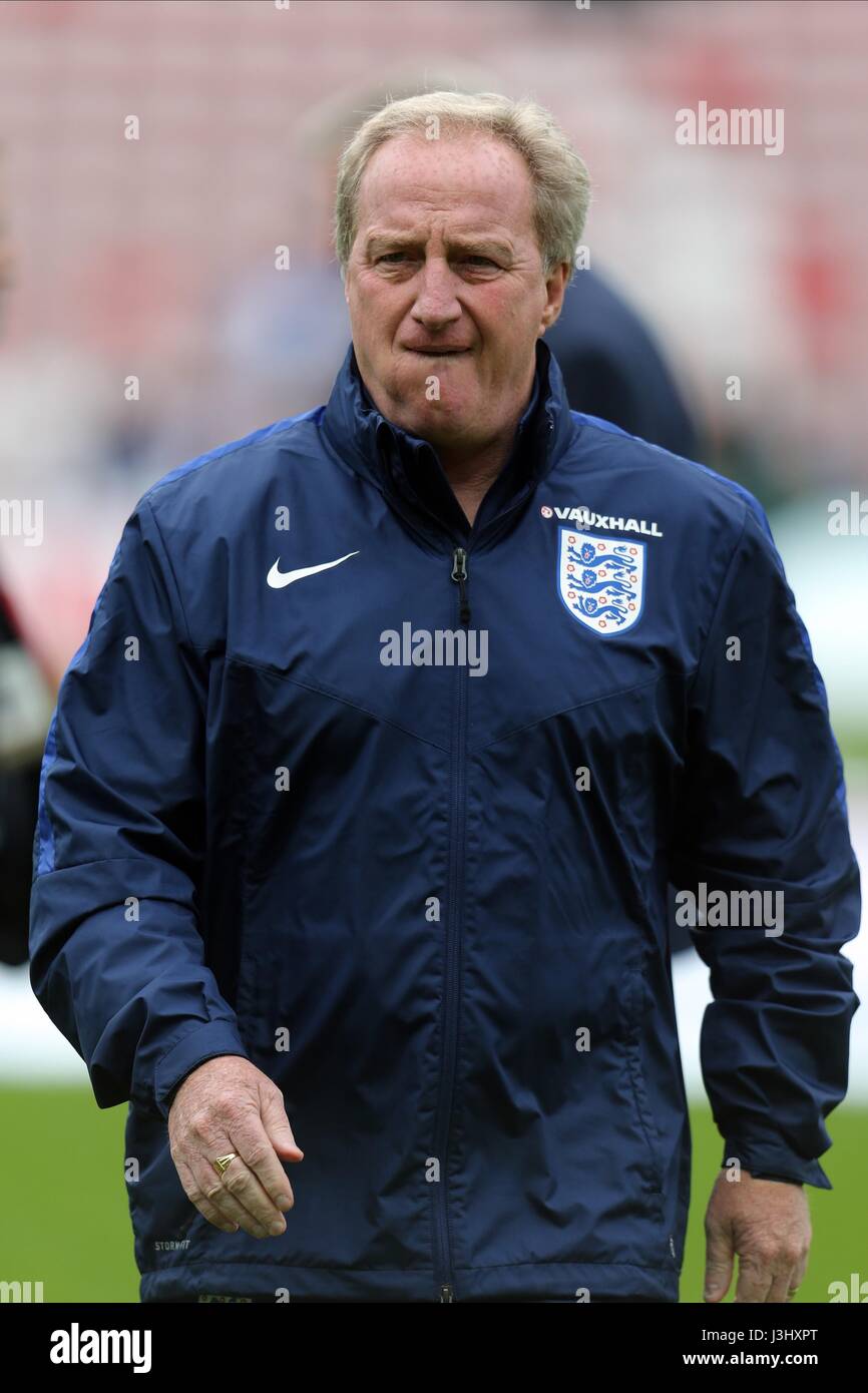RAY LEWINGTON ENGLAND ASSISTANT COACH ENGLAND ASSISTANT COACH STADIUM ...
