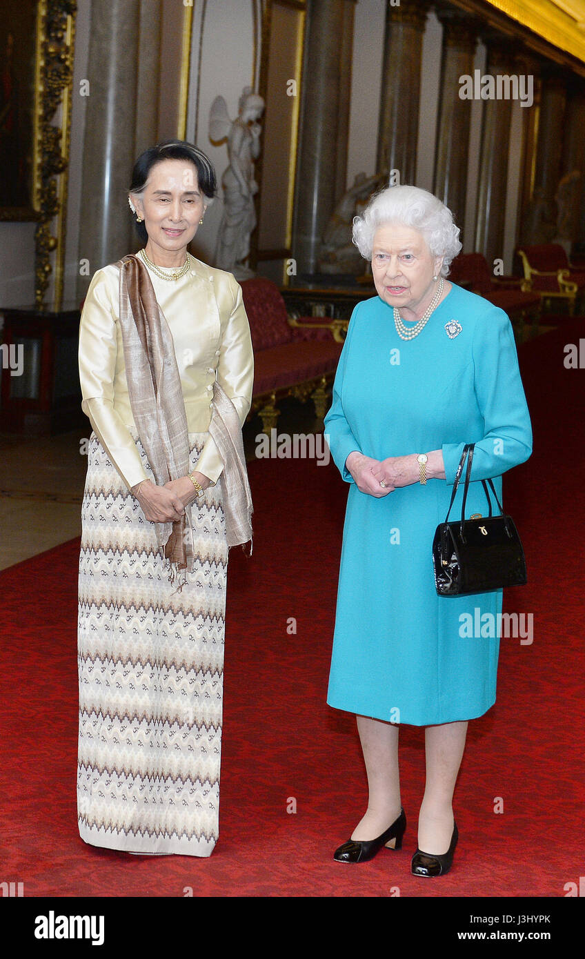 Queen elizabeth ii prince william aung san suu kyi wparota hi-res stock ...