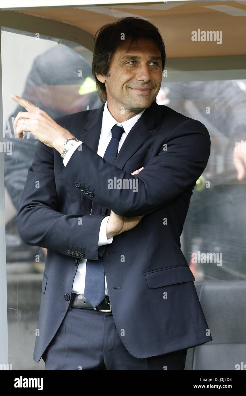 ANTONIO CONTE CHELSEA FC MANAGER CHELSEA FC MANAGER KCOM STADIUM HULL ...