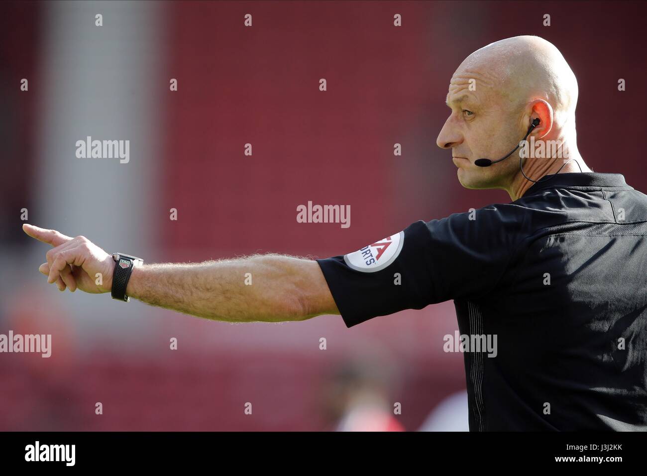 ROGER EAST REFEREE RIVERSIDE STADIUM MIDDLESBROUGH ENGLAND 16 October ...