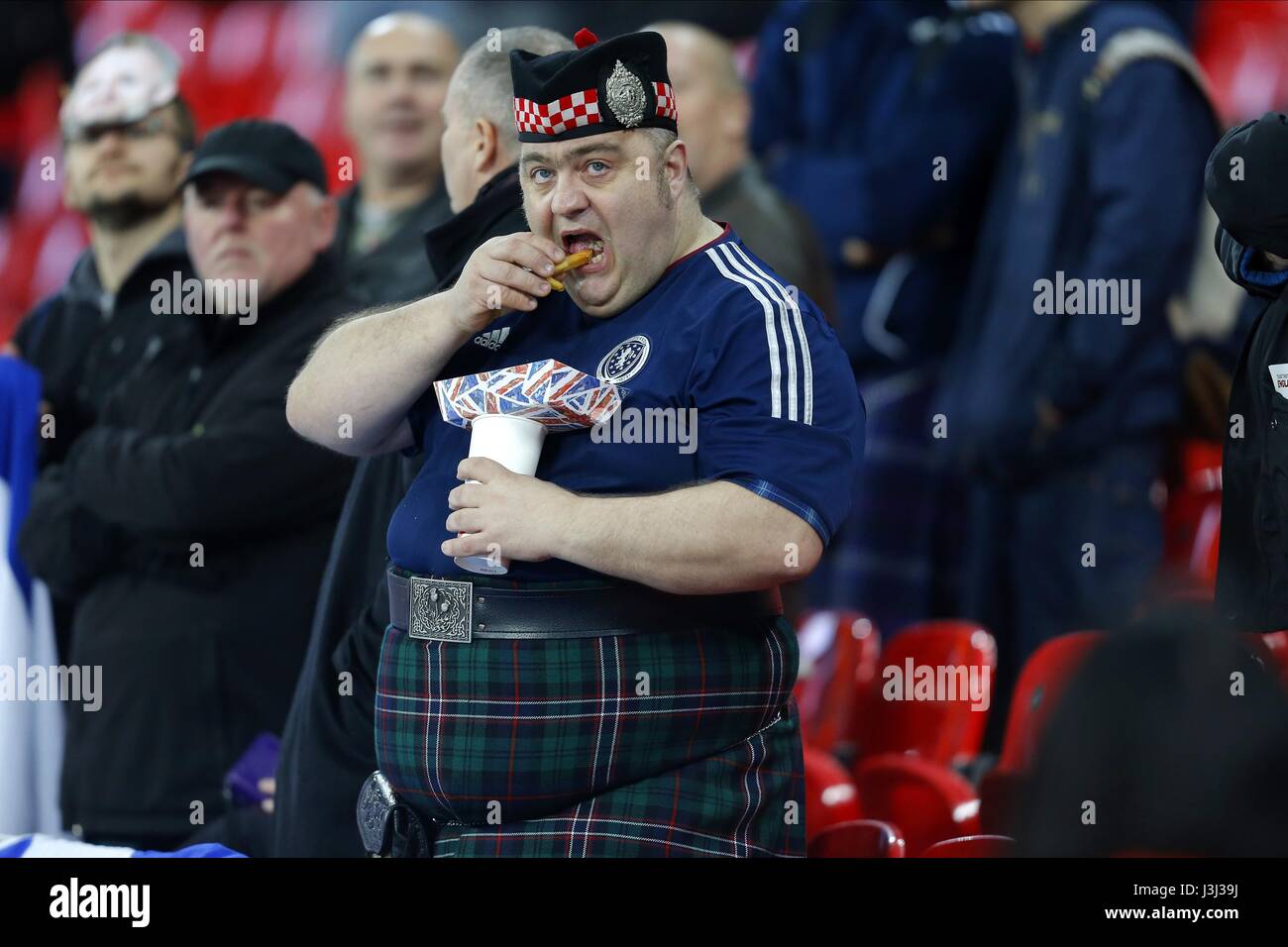 SCOTLAND FAN EATING FISH & CHI ENGLAND V SCOTLAND WEMBLEY STADIUM ...
