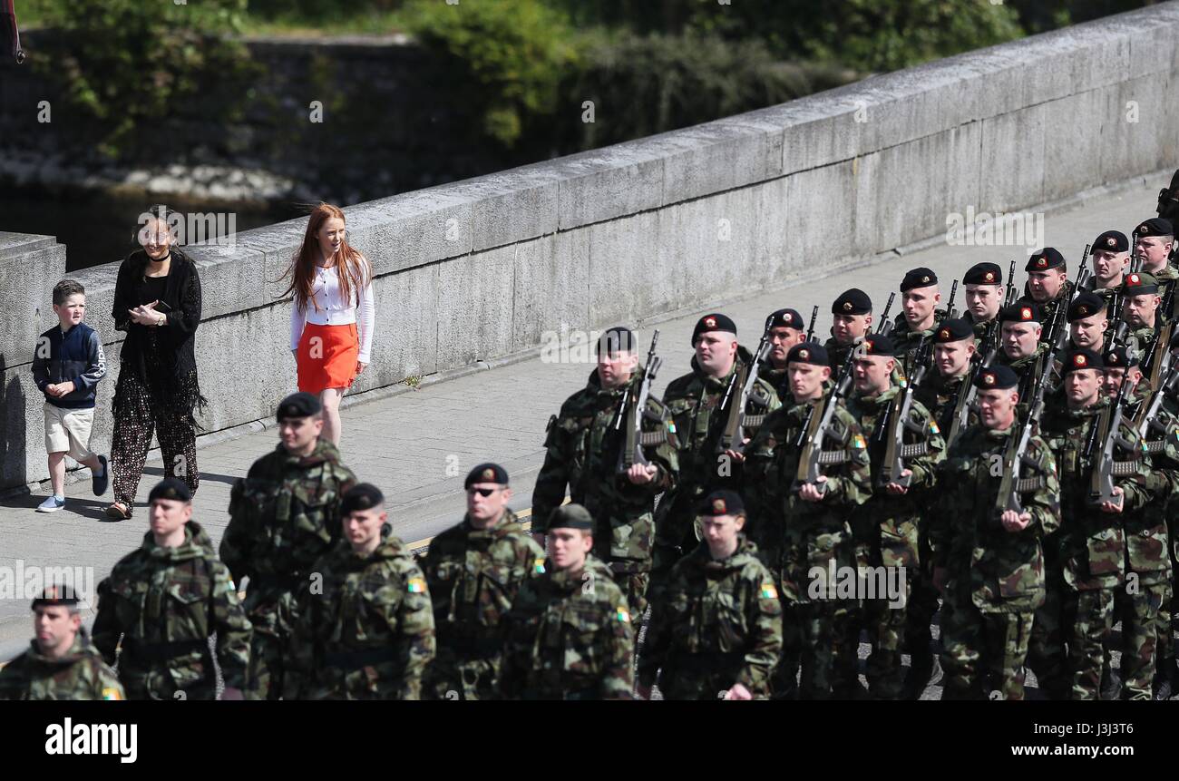 Members of the public watch the 110th Infantry Battalion march to ...