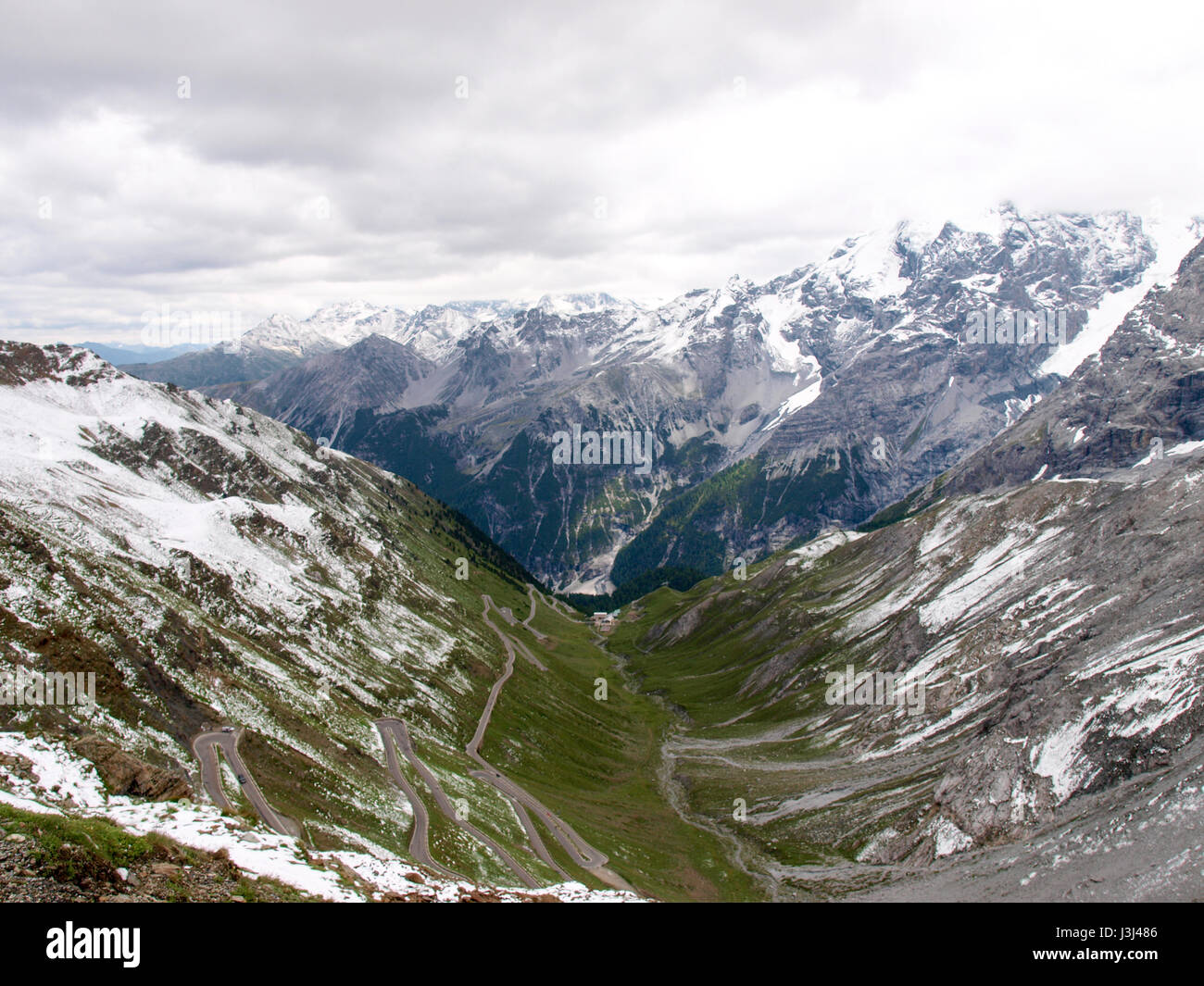 Passo Stelvio, Italia: vista della vallata dal lato Alto Adige Stock ...