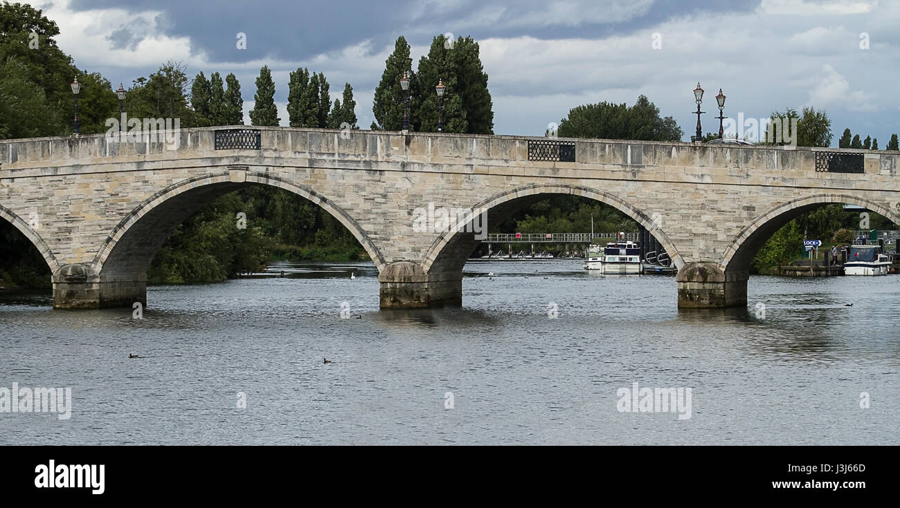 photo of a bridge over the river Thames Stock Photo - Alamy