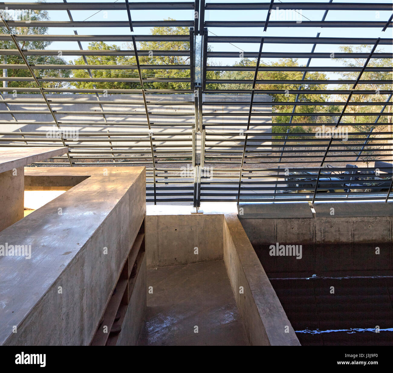 Curved swimming pool hi-res stock photography and images - Alamy