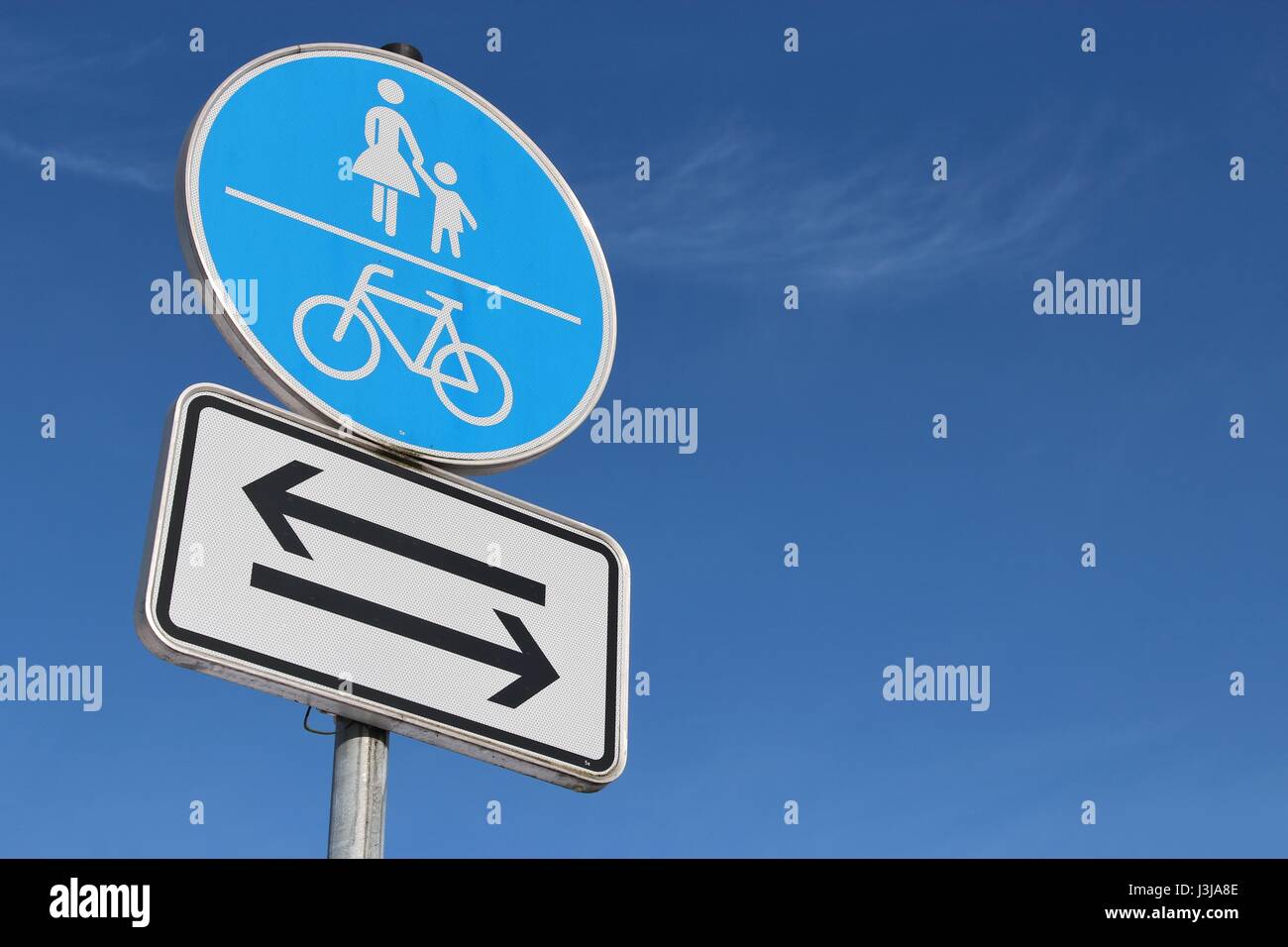 Shared use path sign hi-res stock photography and images - Alamy