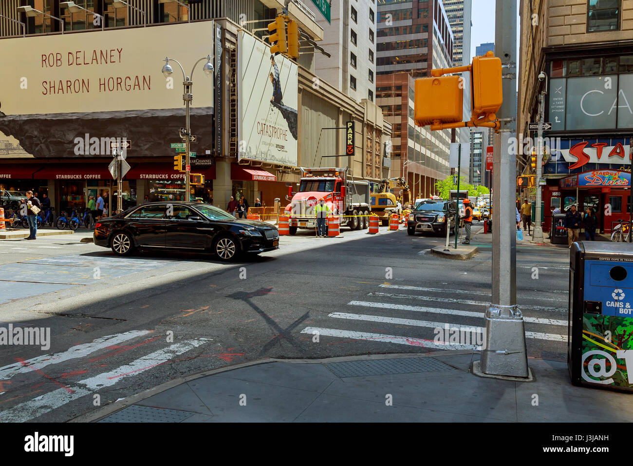 Downtown new york road hi-res stock photography and images - Alamy
