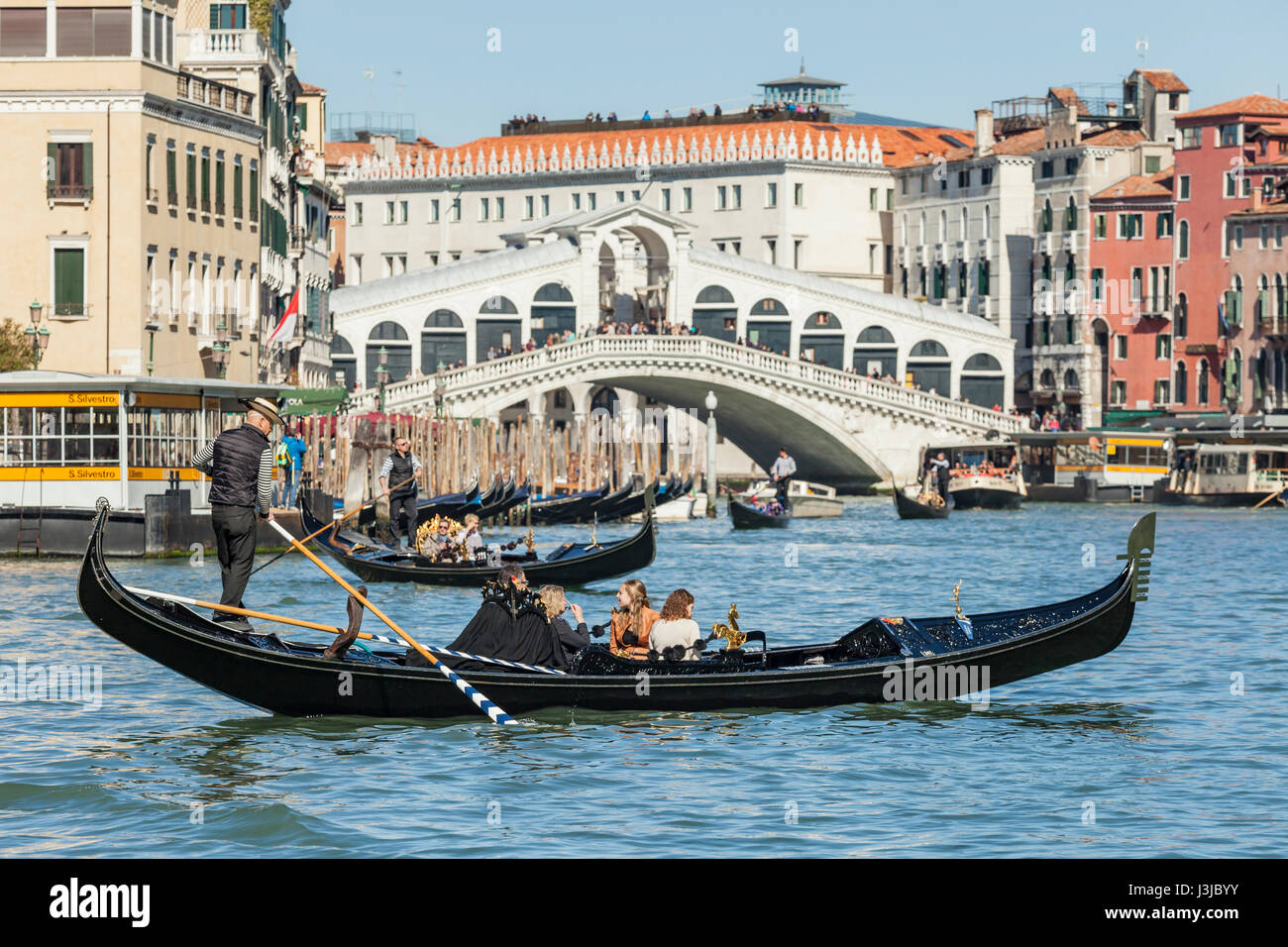 Canal bridge gondola hi-res stock photography and images - Alamy