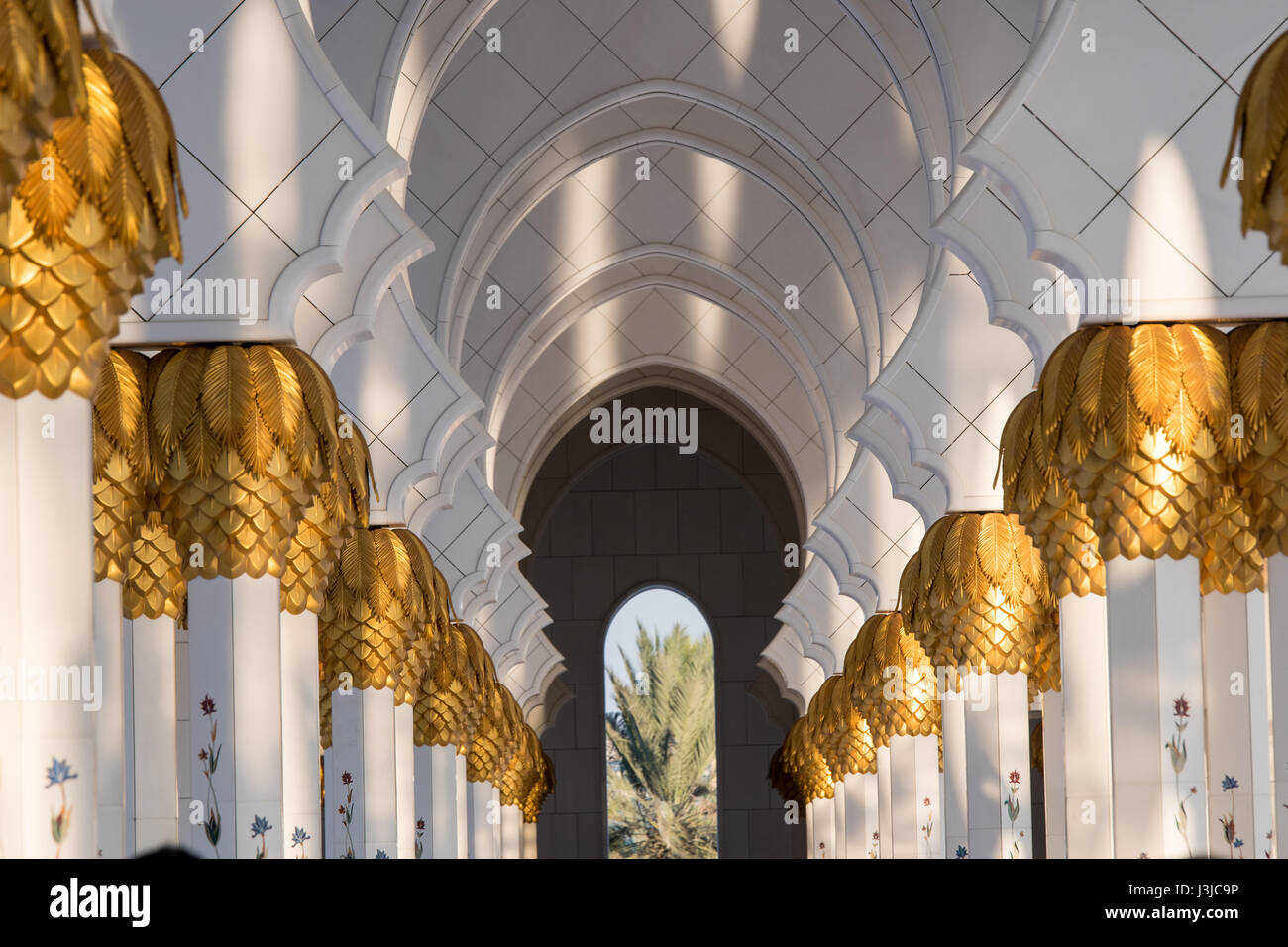 United Arab Emirates - Arches of the Sheikh Zayed Mosque in Abu Dhabi ...