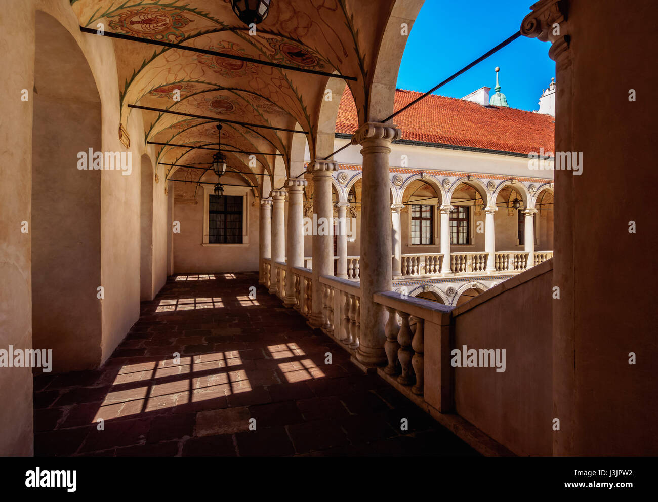 Arcade courtyard hi-res stock photography and images - Alamy