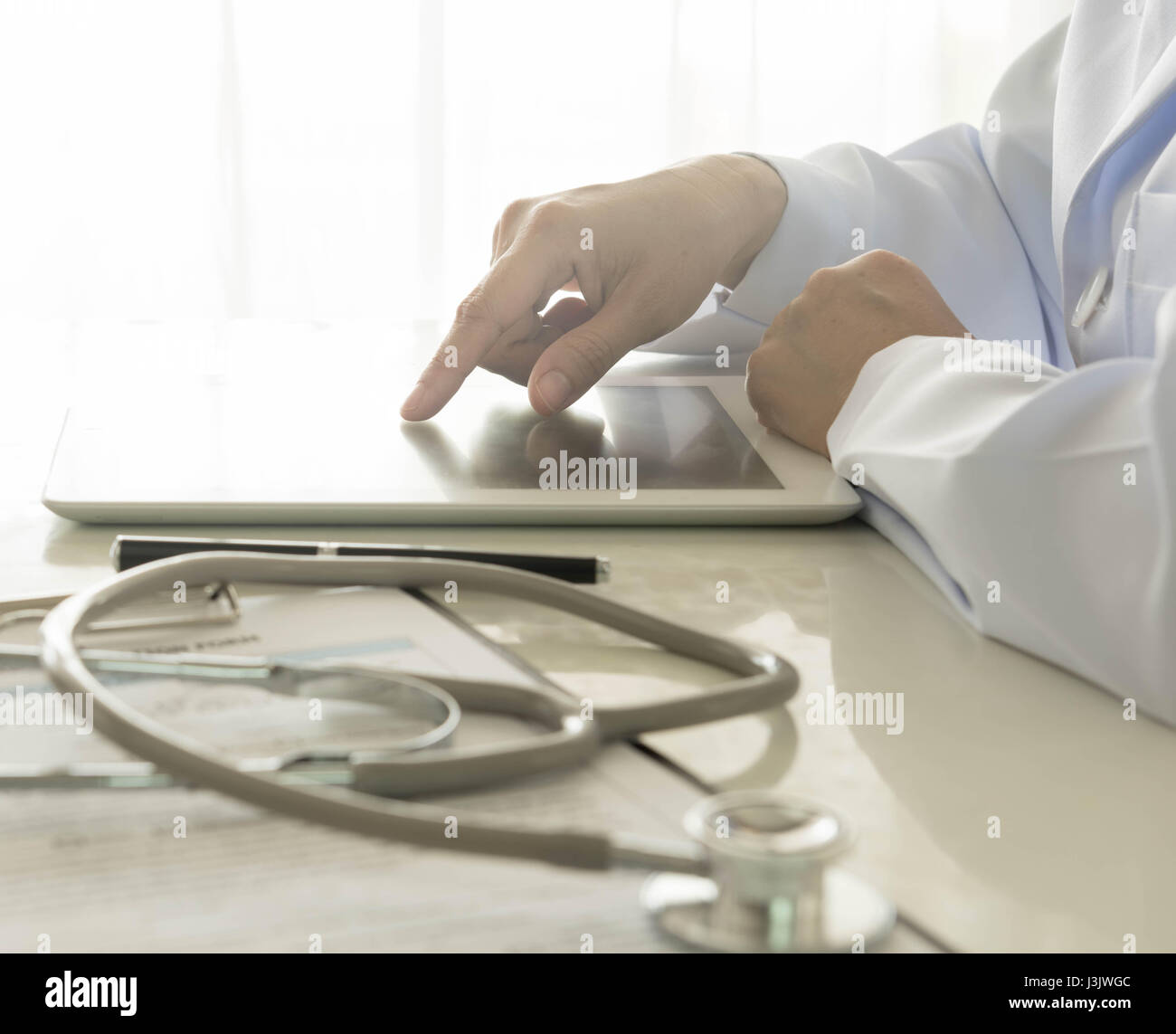 Doctor digital health record hi-res stock photography and images - Alamy